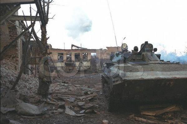 格罗兹尼巷战 格罗兹尼巷战 完整版_车臣活割女兵人头